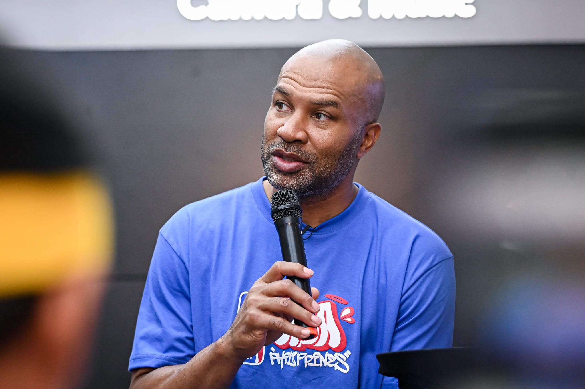 vivo V30 Pro: NBA champion Derek Fisher takes groufie with fans